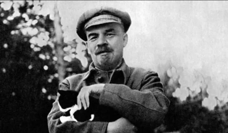 465. Lenin (II) – A les Portes de Troia